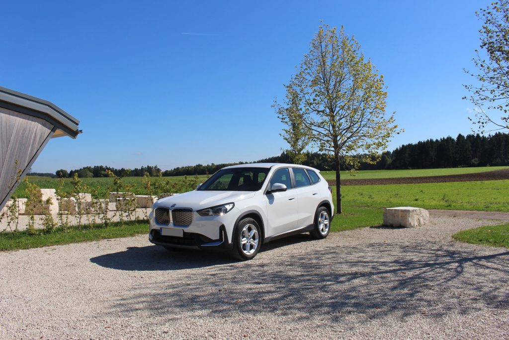 BMW iX1 eDrive20 vorn - motorfuture